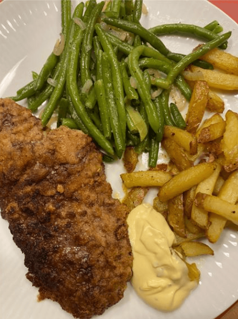 Wienerschnitzel med bønner, løg, fritter og bearnaisesovs - GretesUnivers